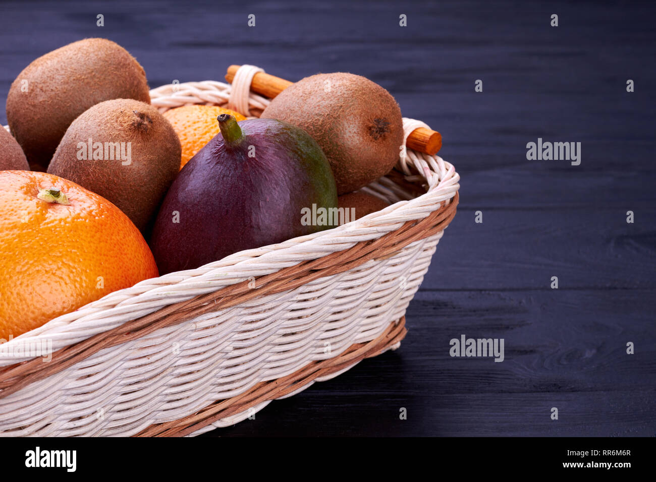 Fruits exotiques dans le panier Banque de photographies et d’images à ...