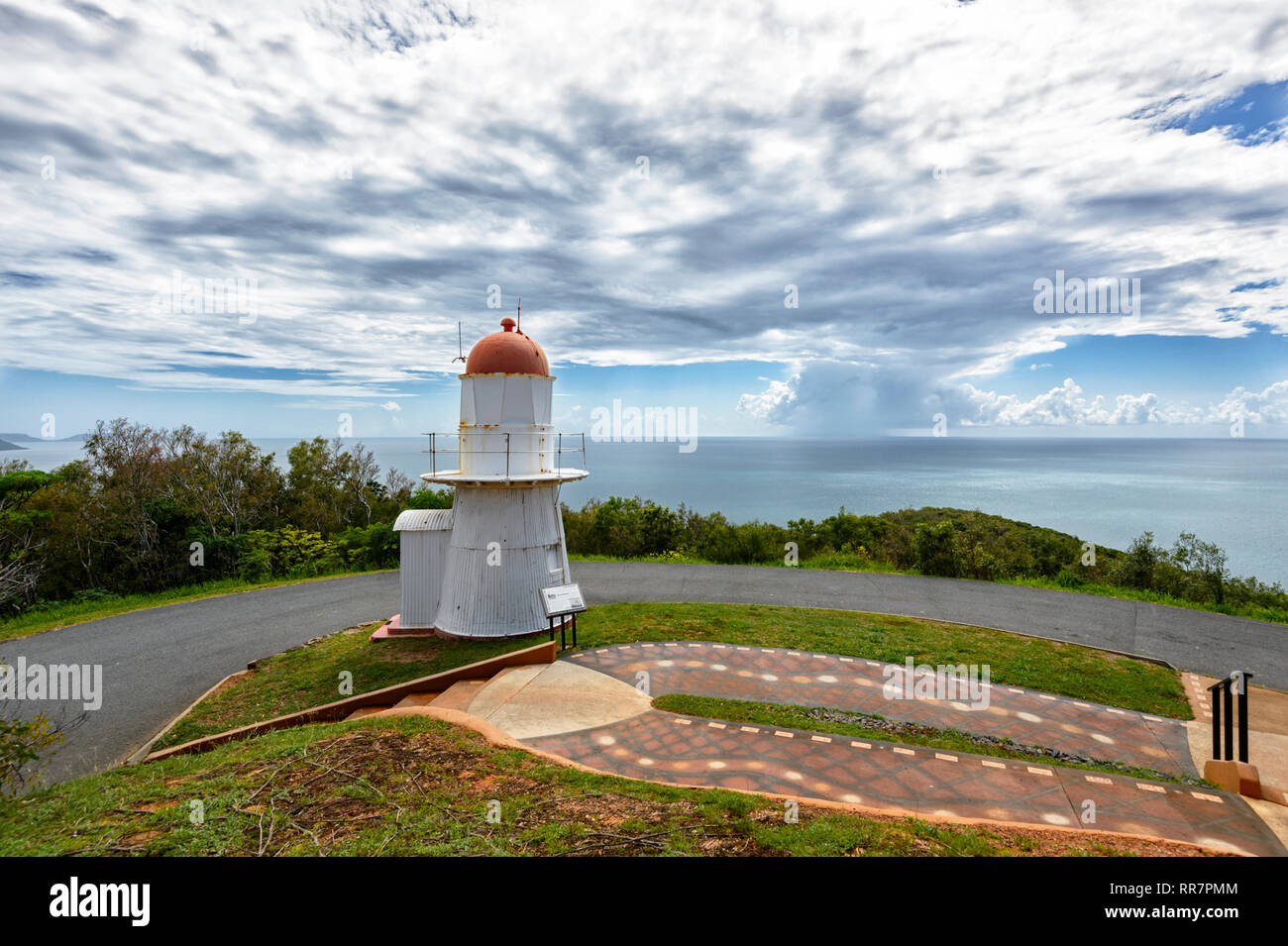 Phare de colline herbeuse Banque de photographies et d’images à haute ...