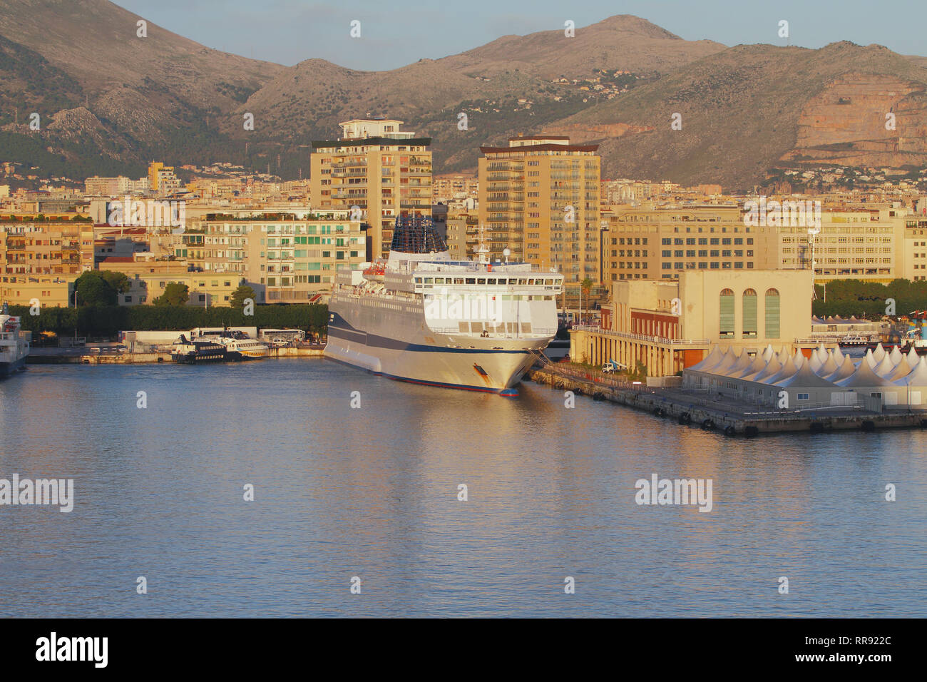 Ferry de passagers italien Banque de photographies et d’images à haute ...