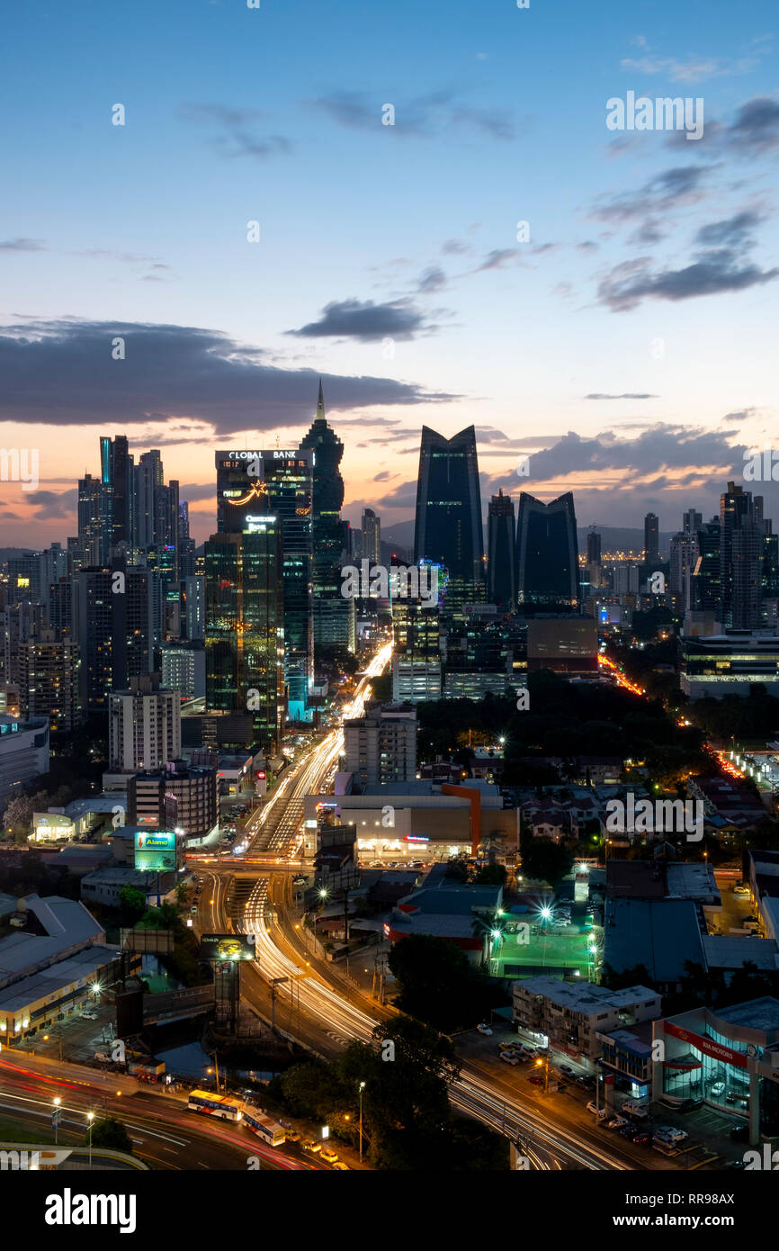 L'horizon de la ville de Panama, la nuit, la ville de Panama, Panama ...
