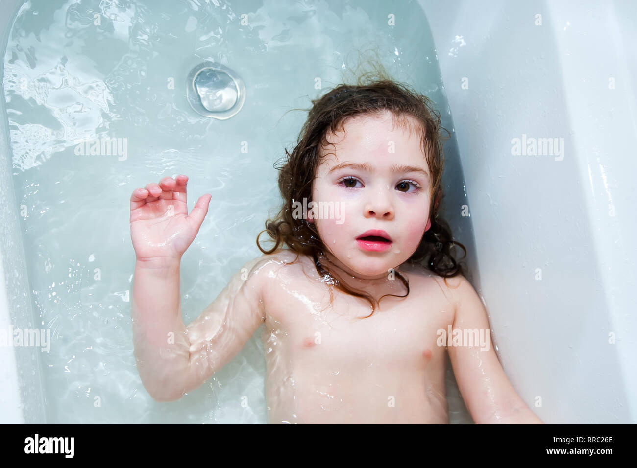Une petite fille dans la salle de bains Photo Stock - Alamy