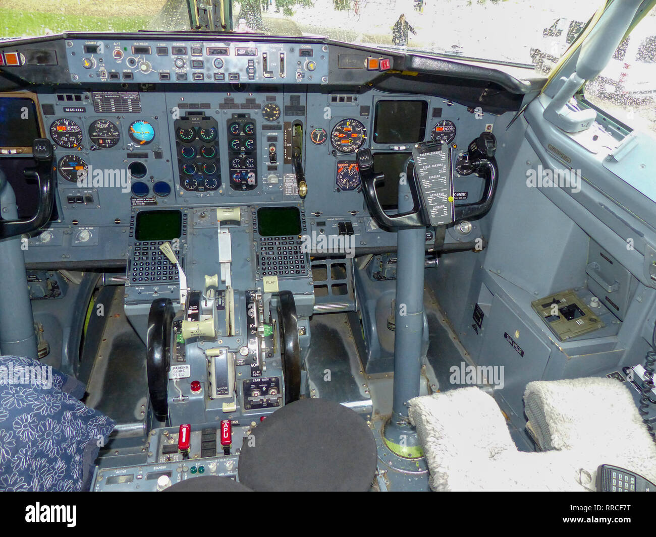 Intérieur d'un cockpit avec ses instruments de mesure et de commande de ...