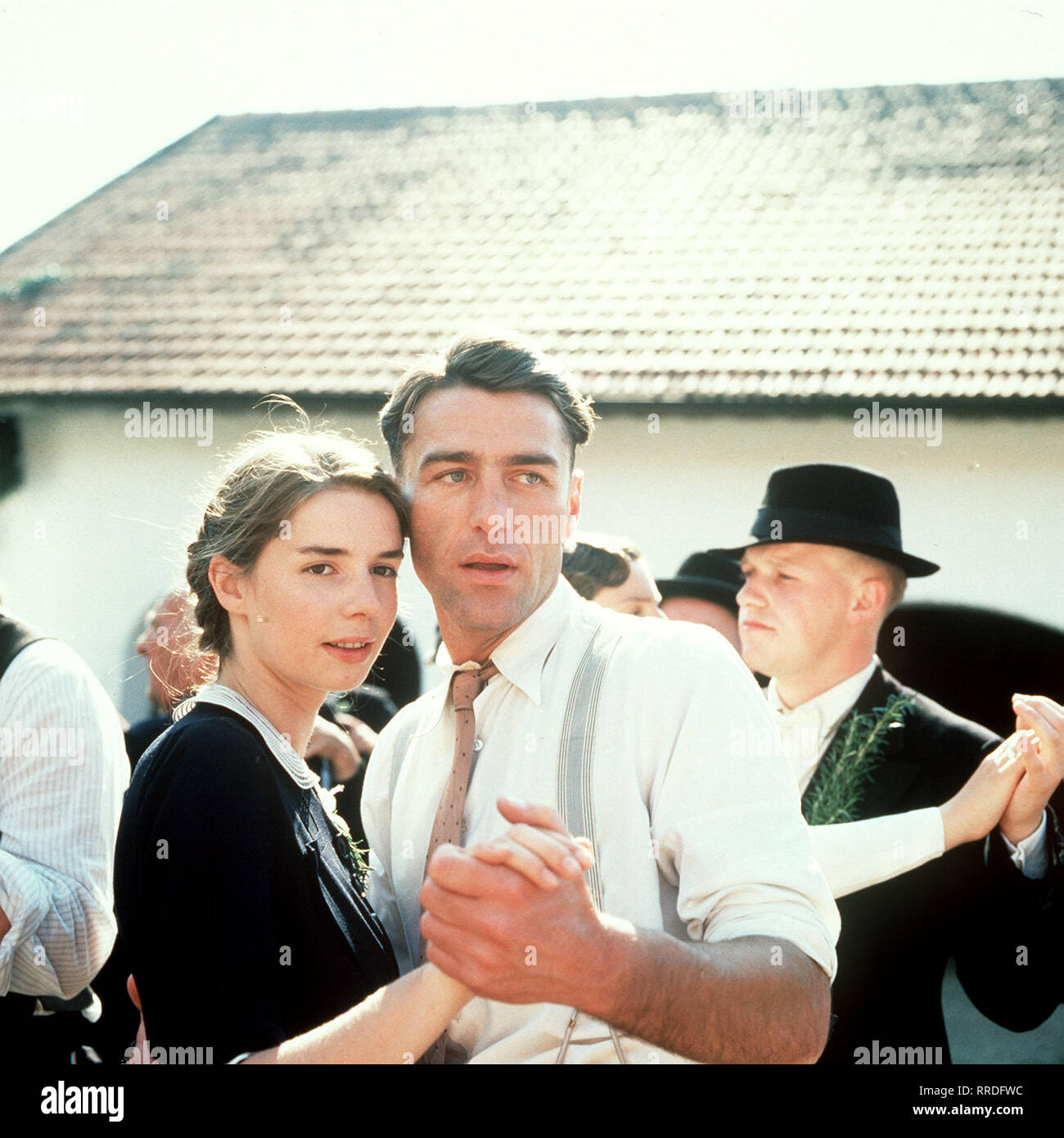 HERBSTMILCH / D 1988 - Joseph Vilsmaier / Anna (DANA VAVROVA, l.) und ...