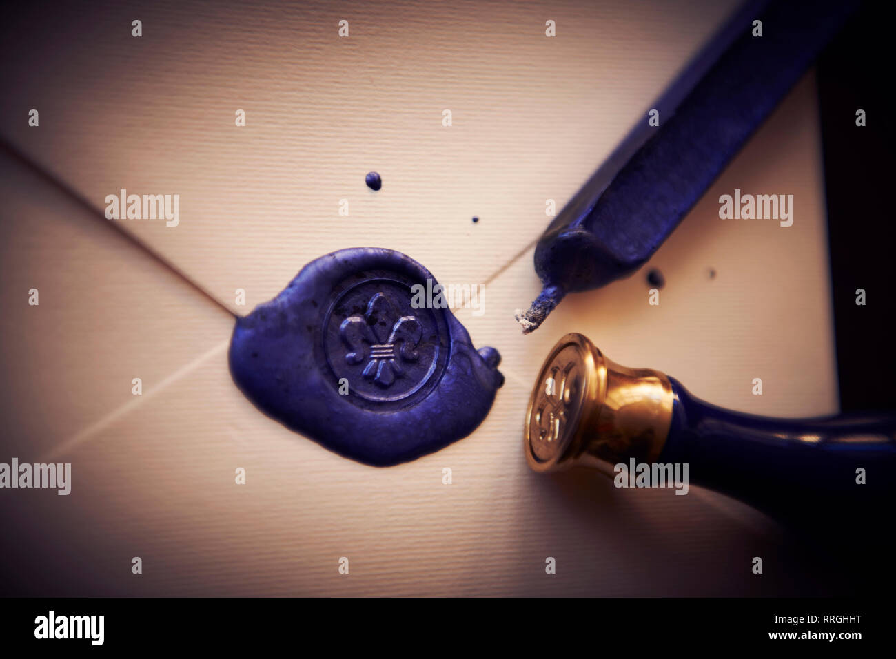 Une cire bleu royal et le joint stamp kit avec insignes royaux fondus ...