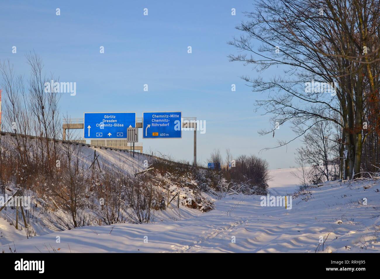 Panneau routier d'une autoroute allemande - Autobahn en hiver Photo ...