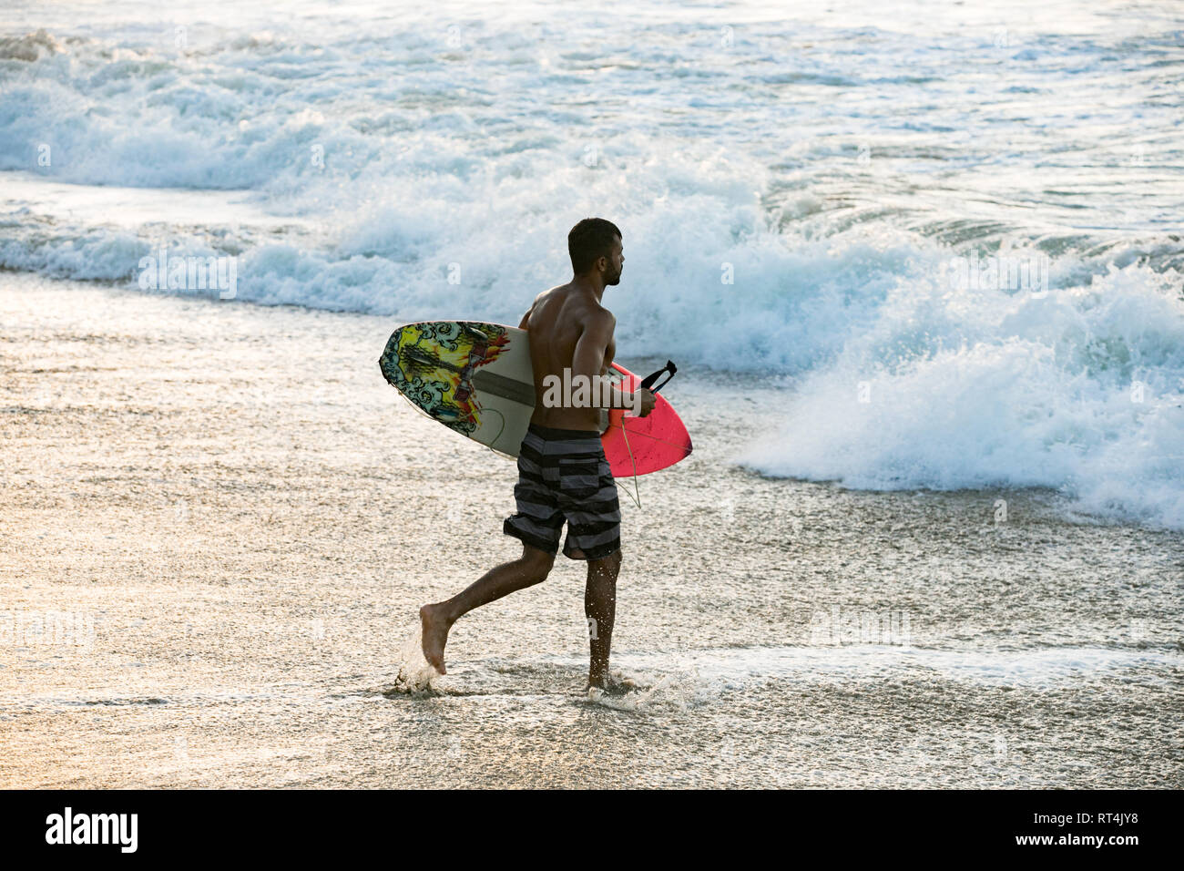 Les surfeurs professionnels le surf des vagues de classe mondiale de ...
