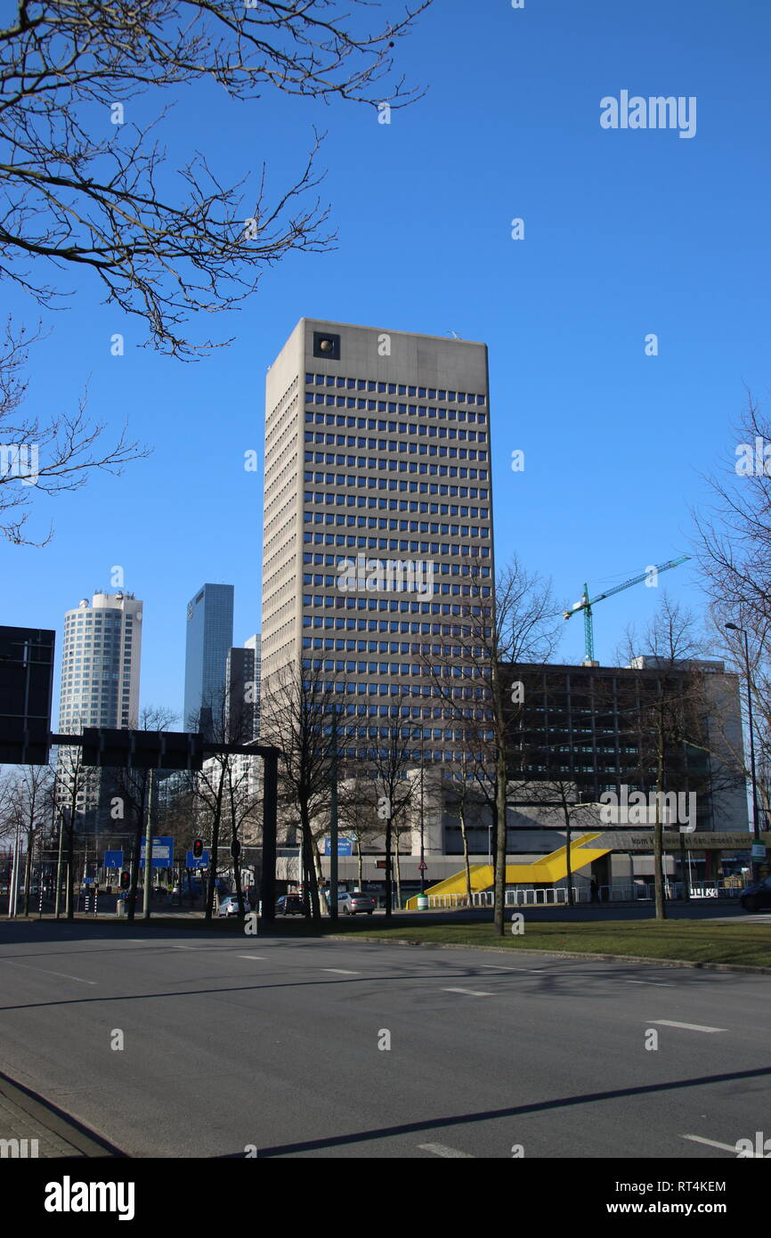 Le fameux rond-point avec la route et le tramway nommé Hofplein avec ...
