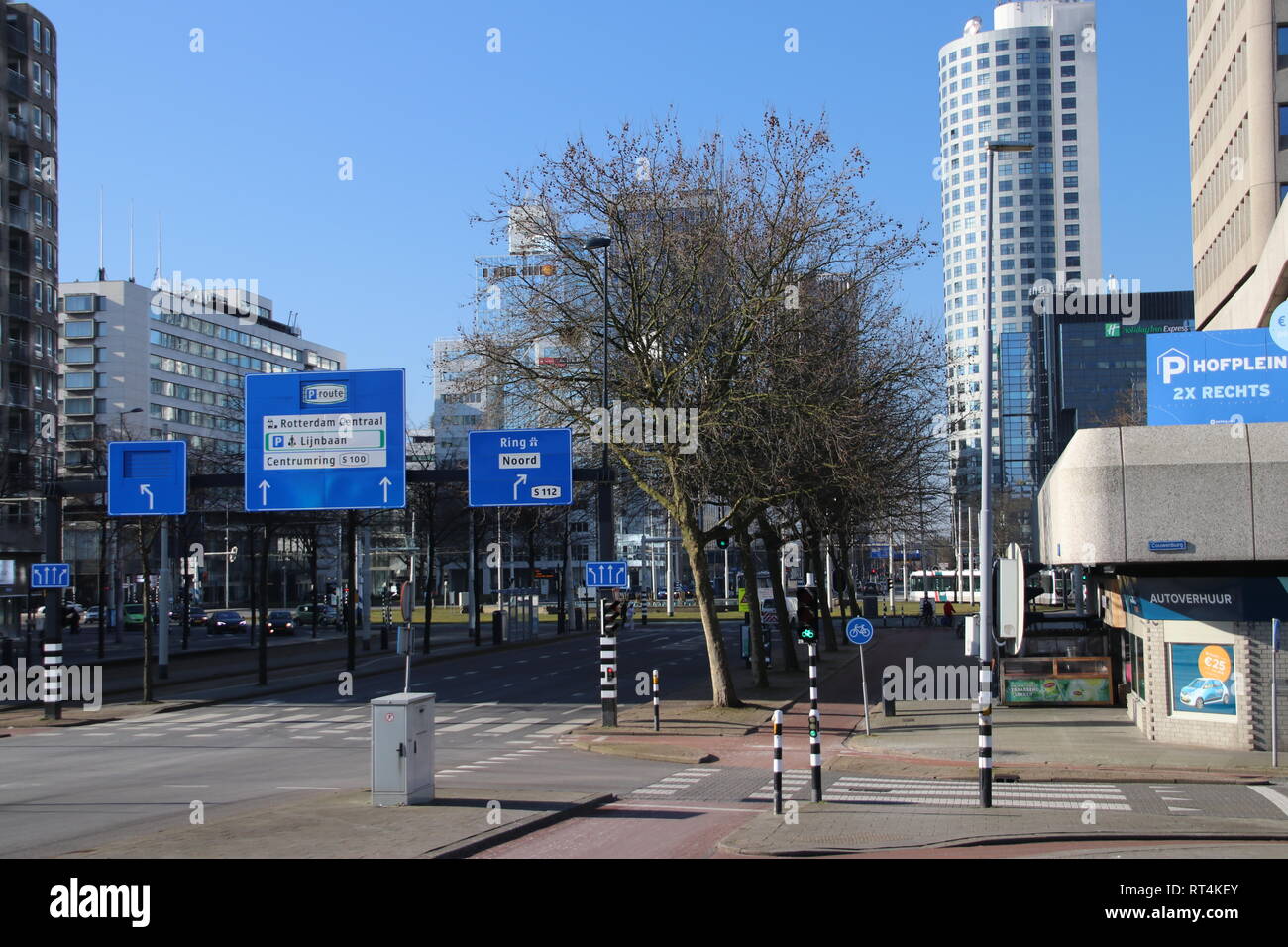 Le fameux rond-point avec la route et le tramway nommé Hofplein avec ...