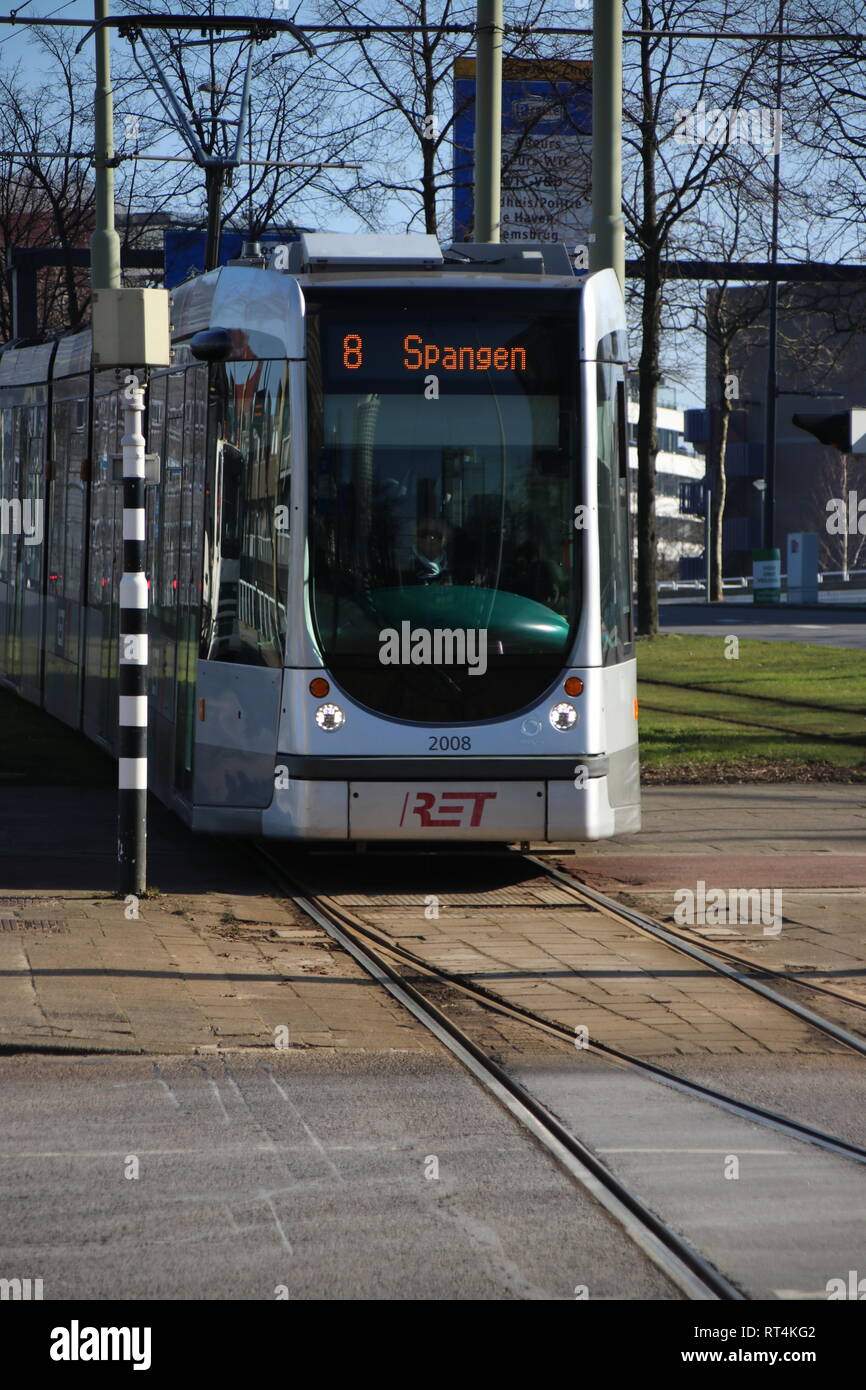 Le fameux rond-point avec la route et le tramway nommé Hofplein avec ...