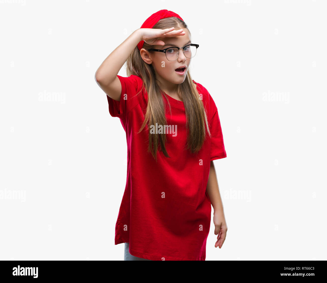 Belle jeune fille portant des lunettes au fond isolé très heureux et ...