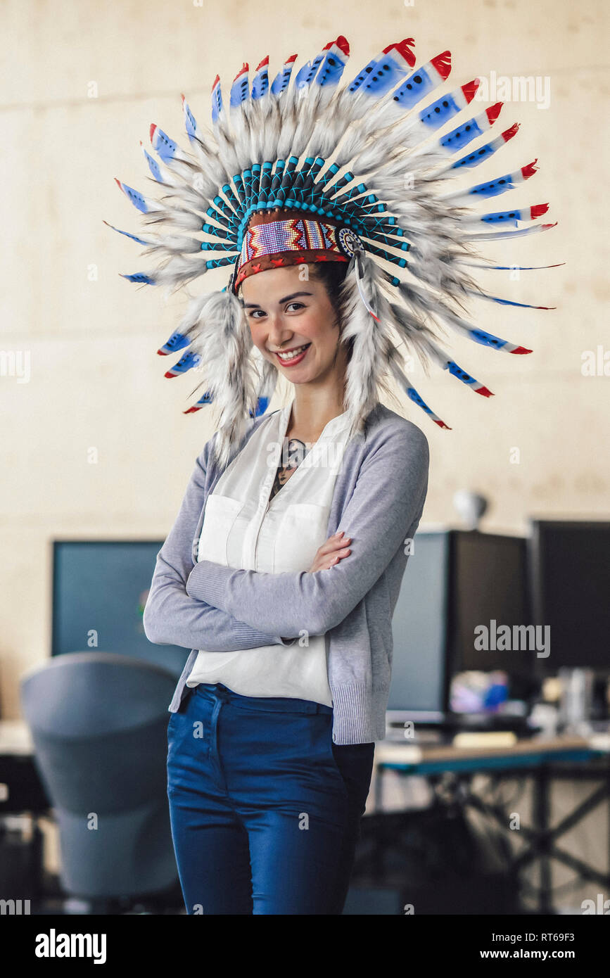 Portant la coiffe indienne Banque de photographies et d’images à haute ...