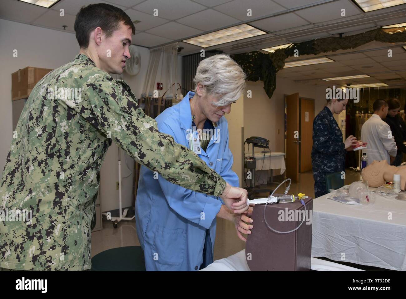 - Le Lieutenant Jonathan McGowen, une étudiante infirmière anesthésiste ...
