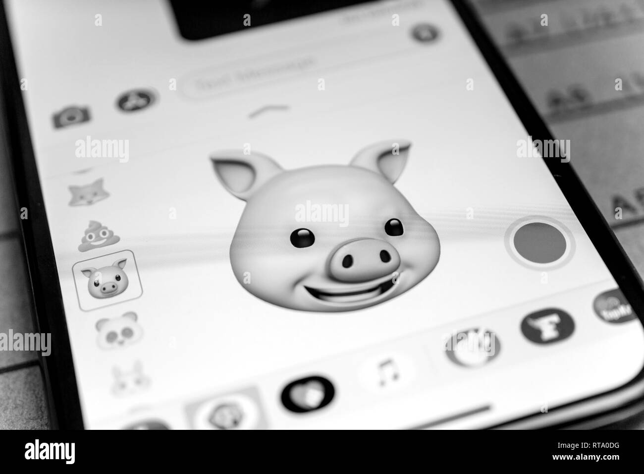 Emoji phone screen Banque d'images noir et blanc - Alamy
