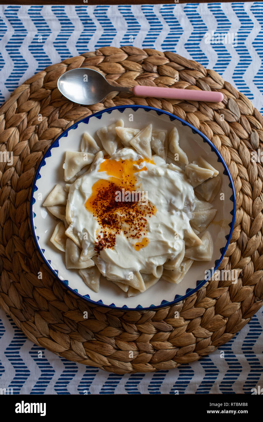 Manti, nourriture traditionnelle turque. Ravioli turcs. Servi avec ...