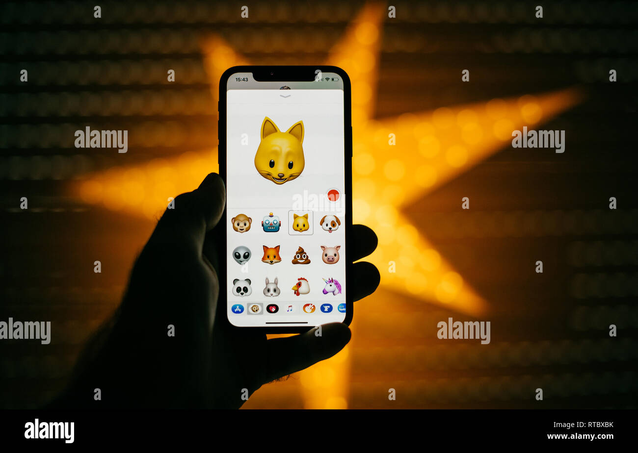 PARIS, FRANCE - 10 NOV 2017 : Cat 3d Animoji générés par emoji Face ID ...