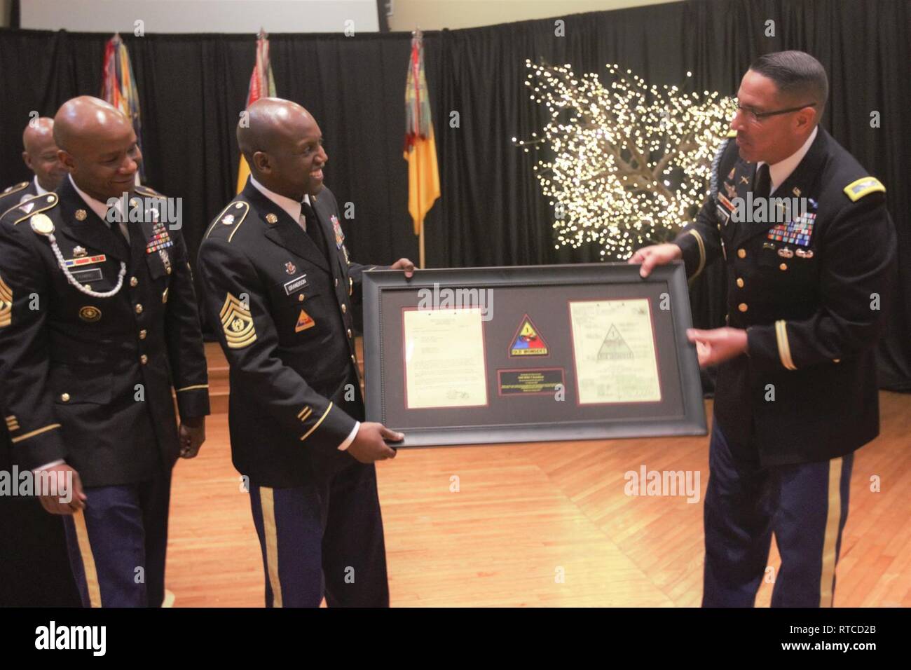Le colonel Michael J. Trotter, commandant de la 1re brigade Stryker ...