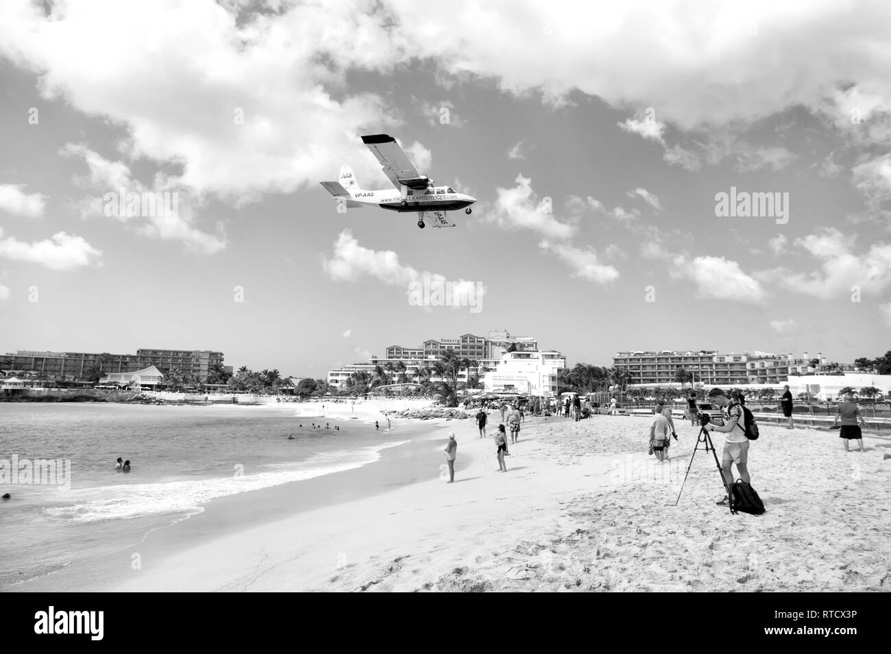 Avion volant bas au dessus de la plage Banque d'images noir et blanc ...