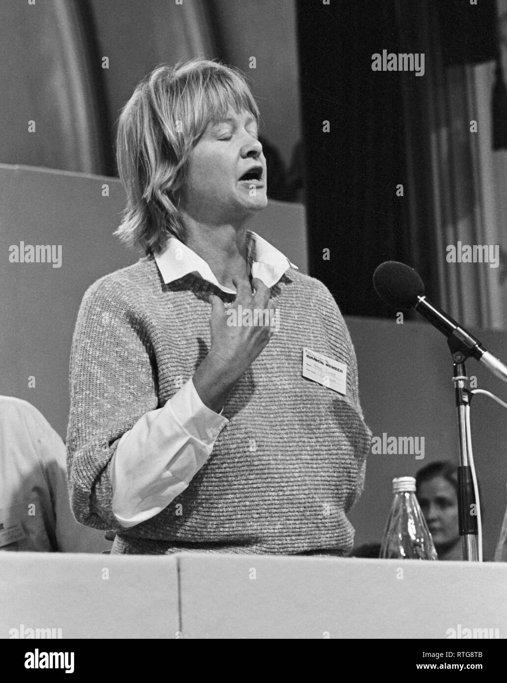Anne Soper, président du comité de la politique de l'éducation du Parti ...