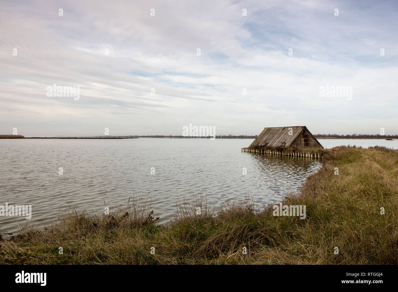 Un ancien dépôt de la pêche dans les zones humides du delta du Pô près ...