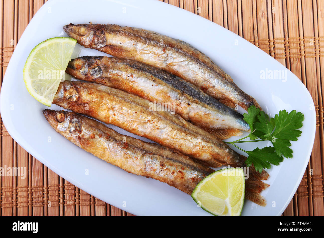 La friture de petits poissons de capelan et de tranches de citron sur l ...