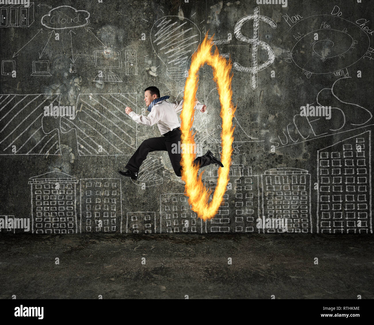 Jumping through fire Banque de photographies et d’images à haute ...