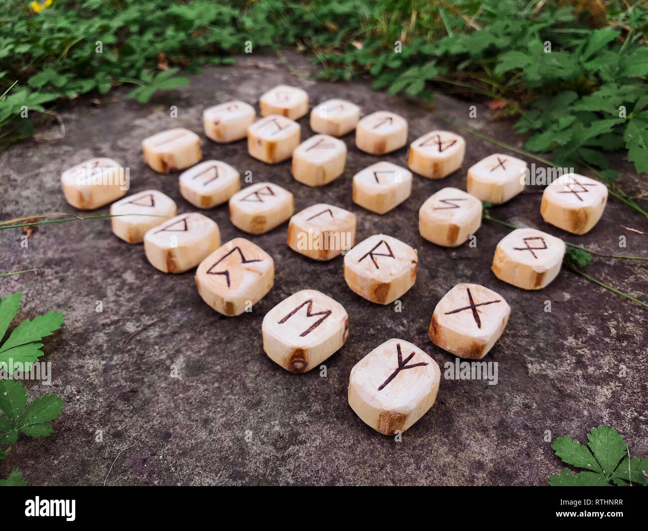 Une pile de runes en bois de forêt. Runes en bois reposent sur un fond ...