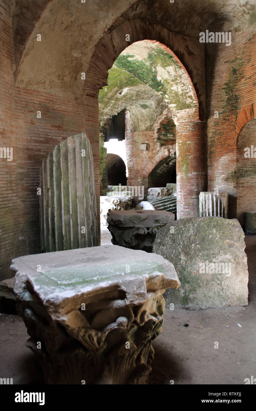 Flavian amphitheatre latin Banque de photographies et d’images à haute ...
