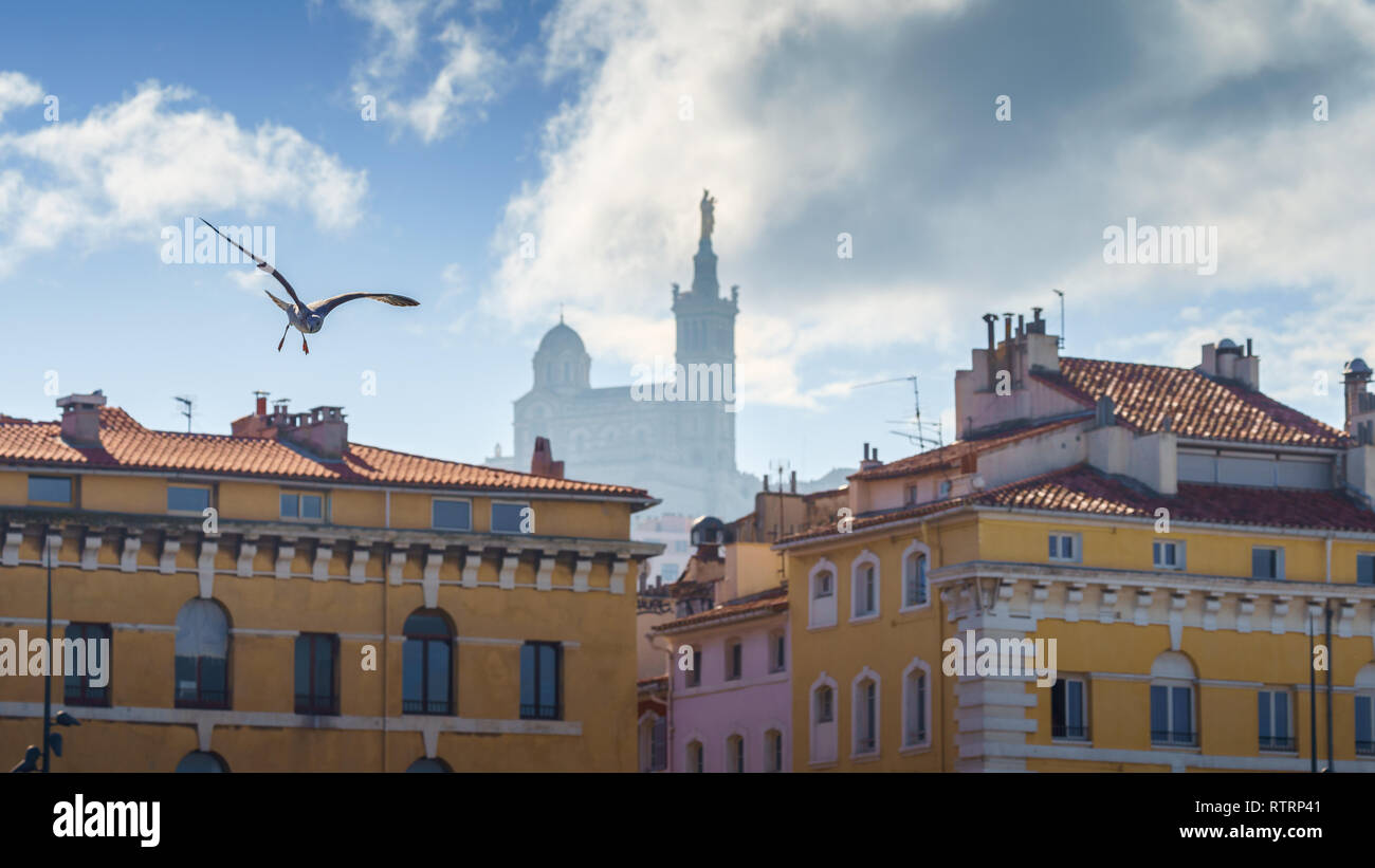 Toit en tuiles rouges Marseille maisons et le point de vue de la ...