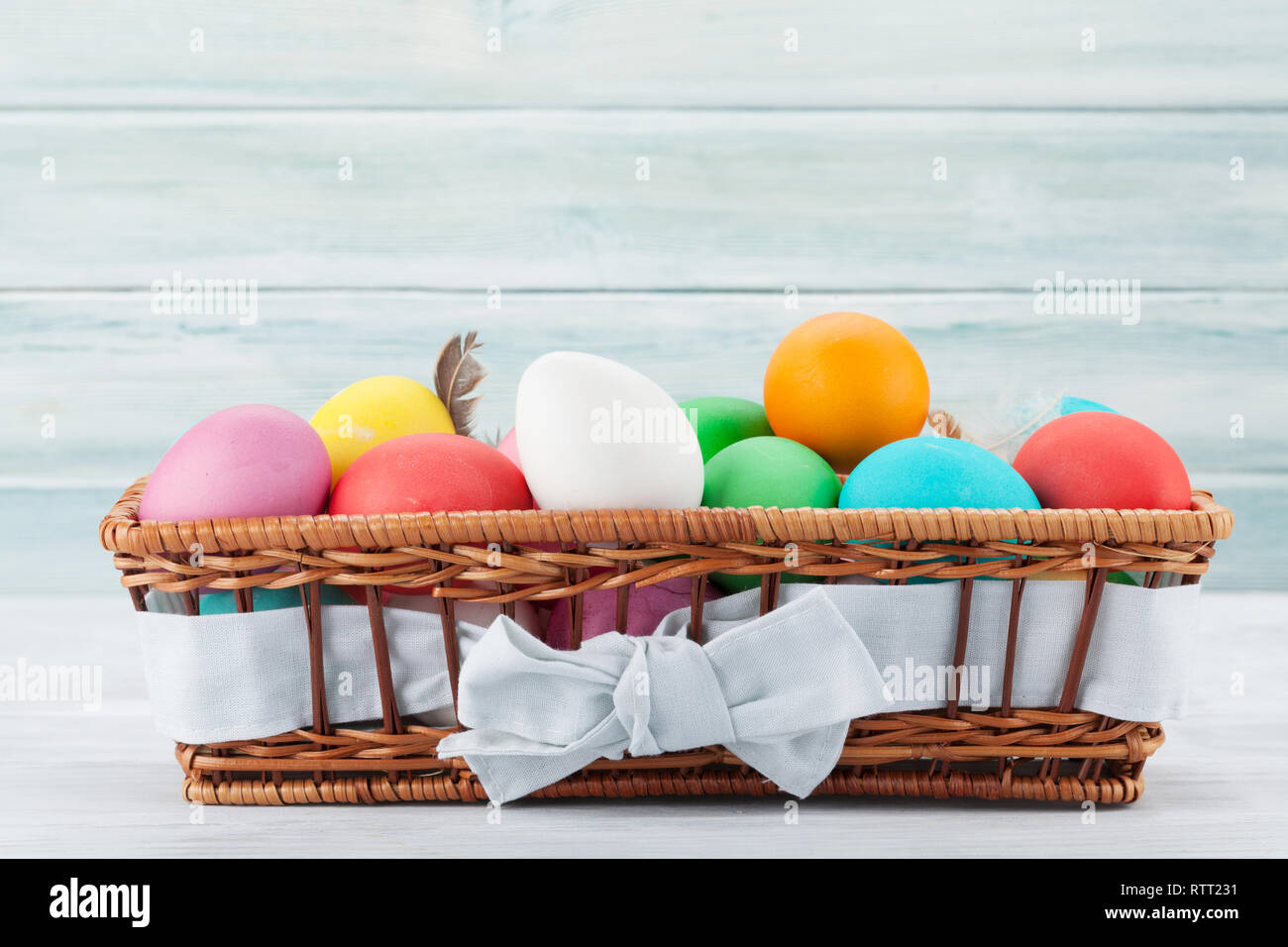 Carte de vœux de Pâques avec les oeufs de Pâques colorés dans le panier ...