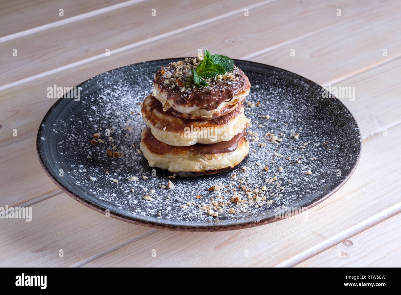 Les beignets avec du beurre d'arachide. Slaves traditionnels des crêpes ...