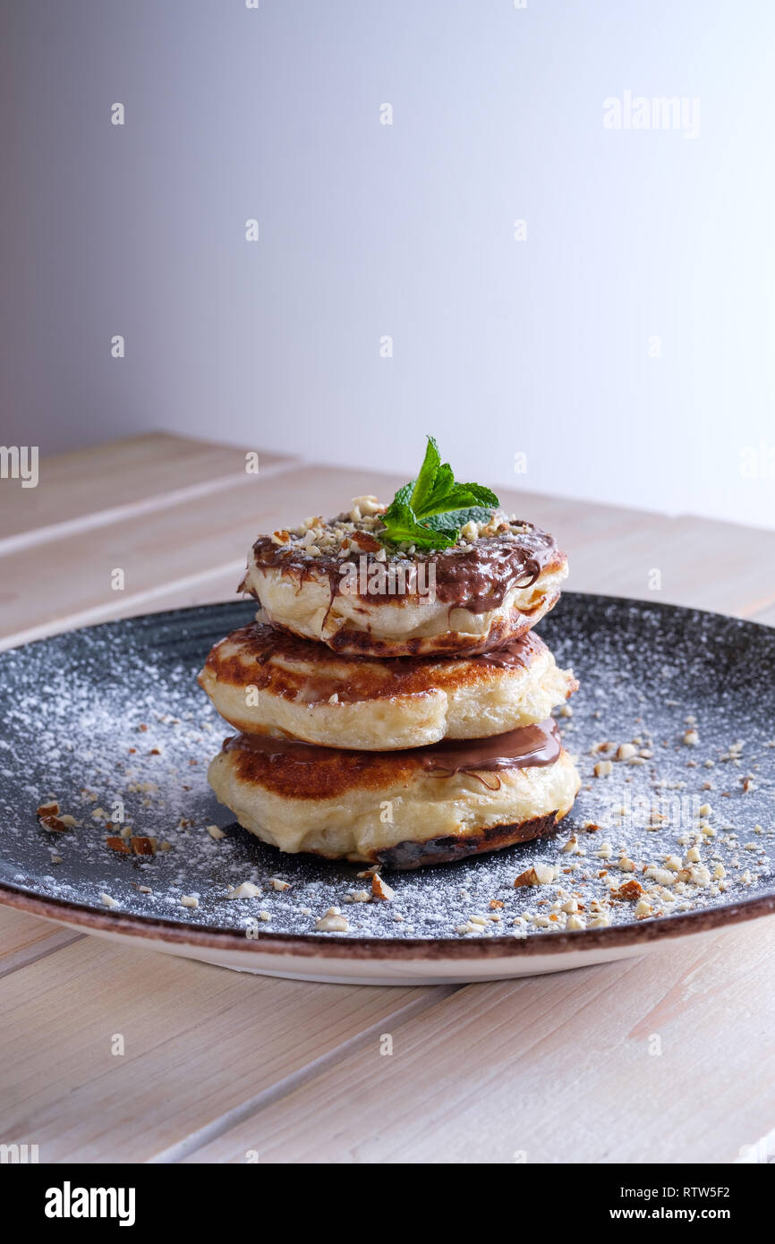 Les beignets avec du beurre d'arachide. Slaves traditionnels des crêpes ...