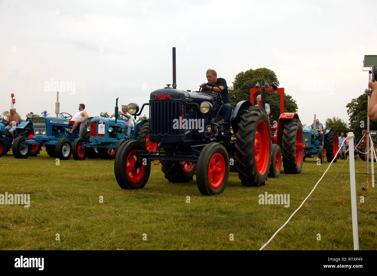 Blue fordson power major tractor Banque de photographies et d’images à ...