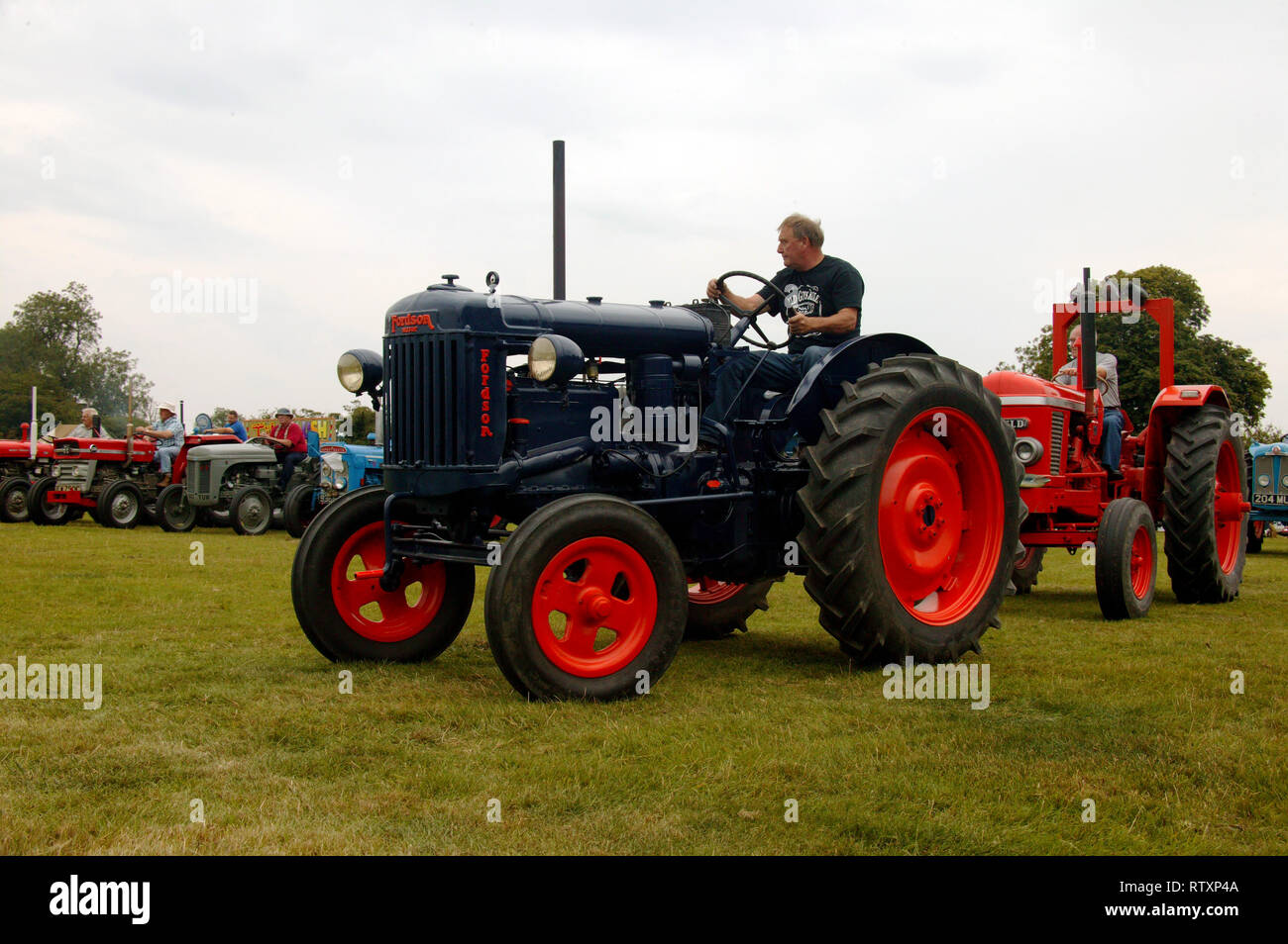 Old classic fordson major tractor Banque de photographies et d’images à ...