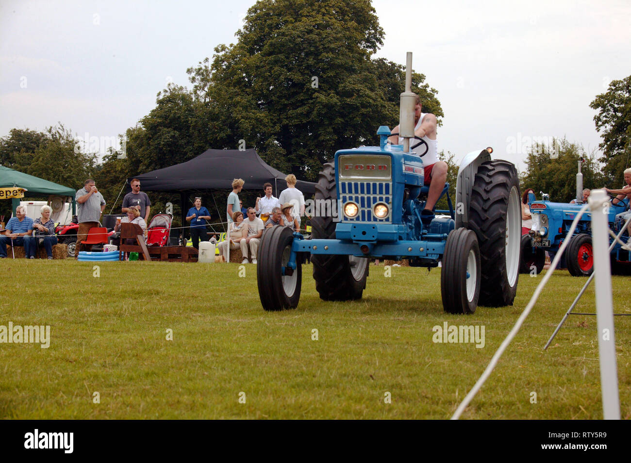 Ford 4000 tractor Banque de photographies et d’images à haute ...