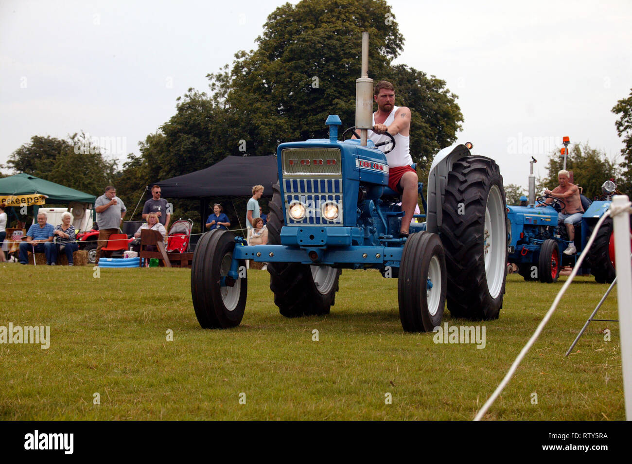 Ford 4000 tractor Banque de photographies et d’images à haute résolution - Alamy
