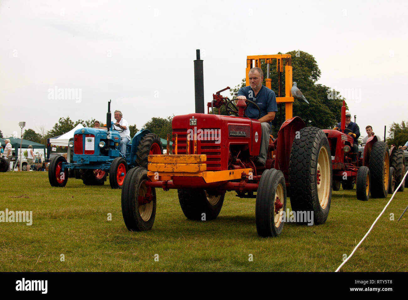 Tracteur vintage international b275 Banque de photographies et d’images ...