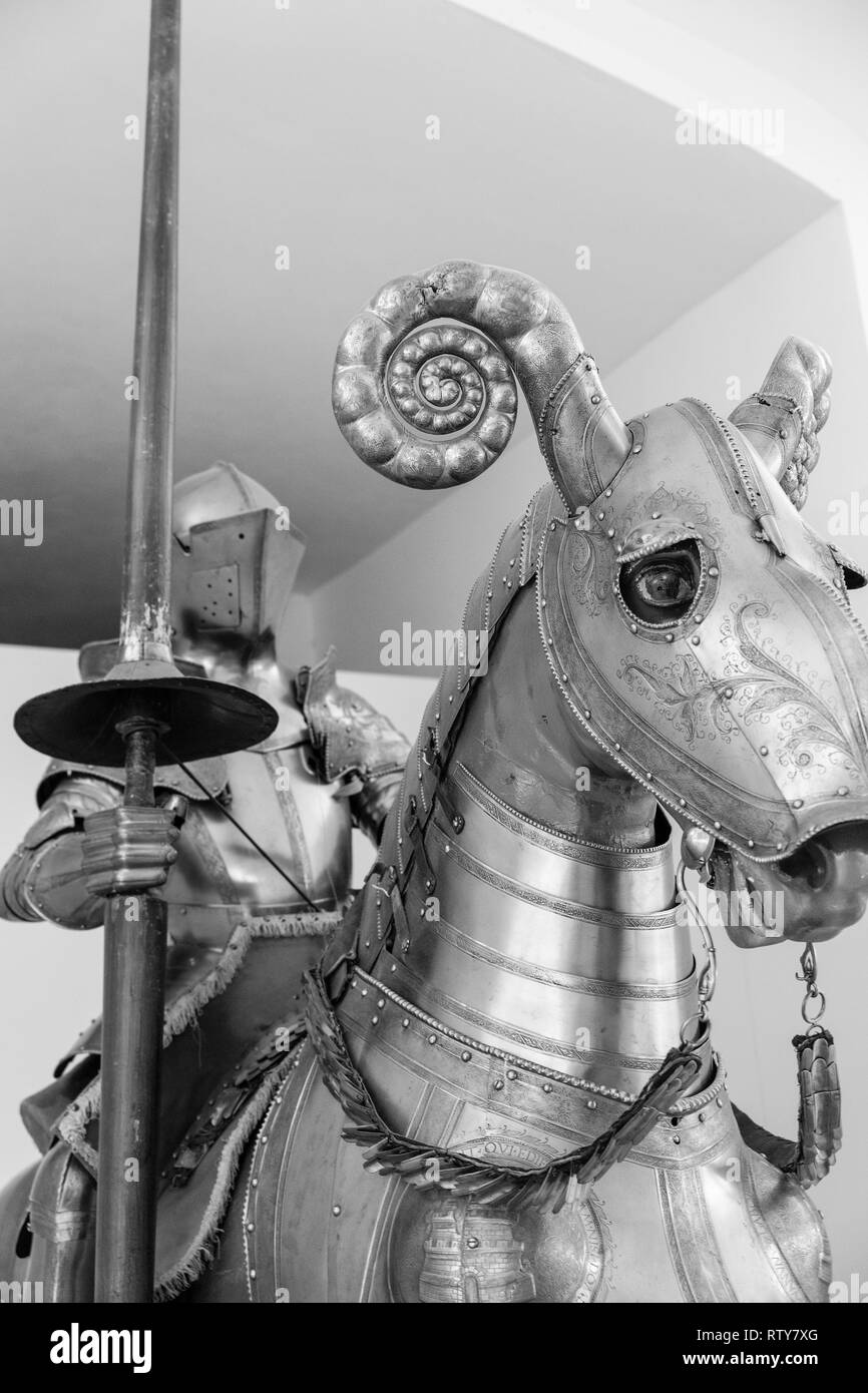 Armures A Cheval Moyen Age Banque d'image et photos - Alamy