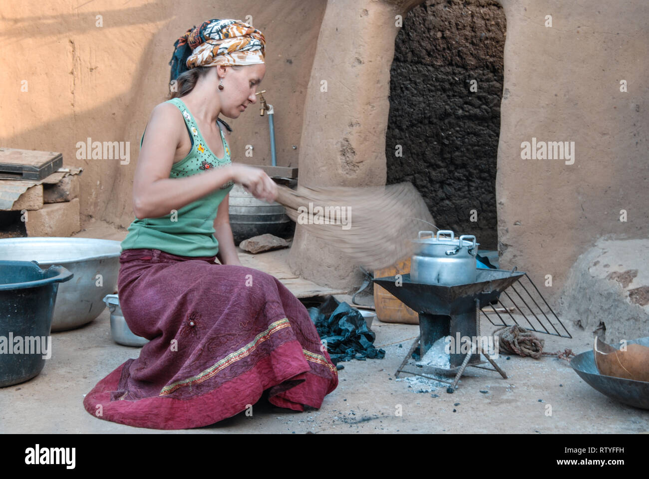 Femme afrique cuisine Banque de photographies et d’images à haute ...