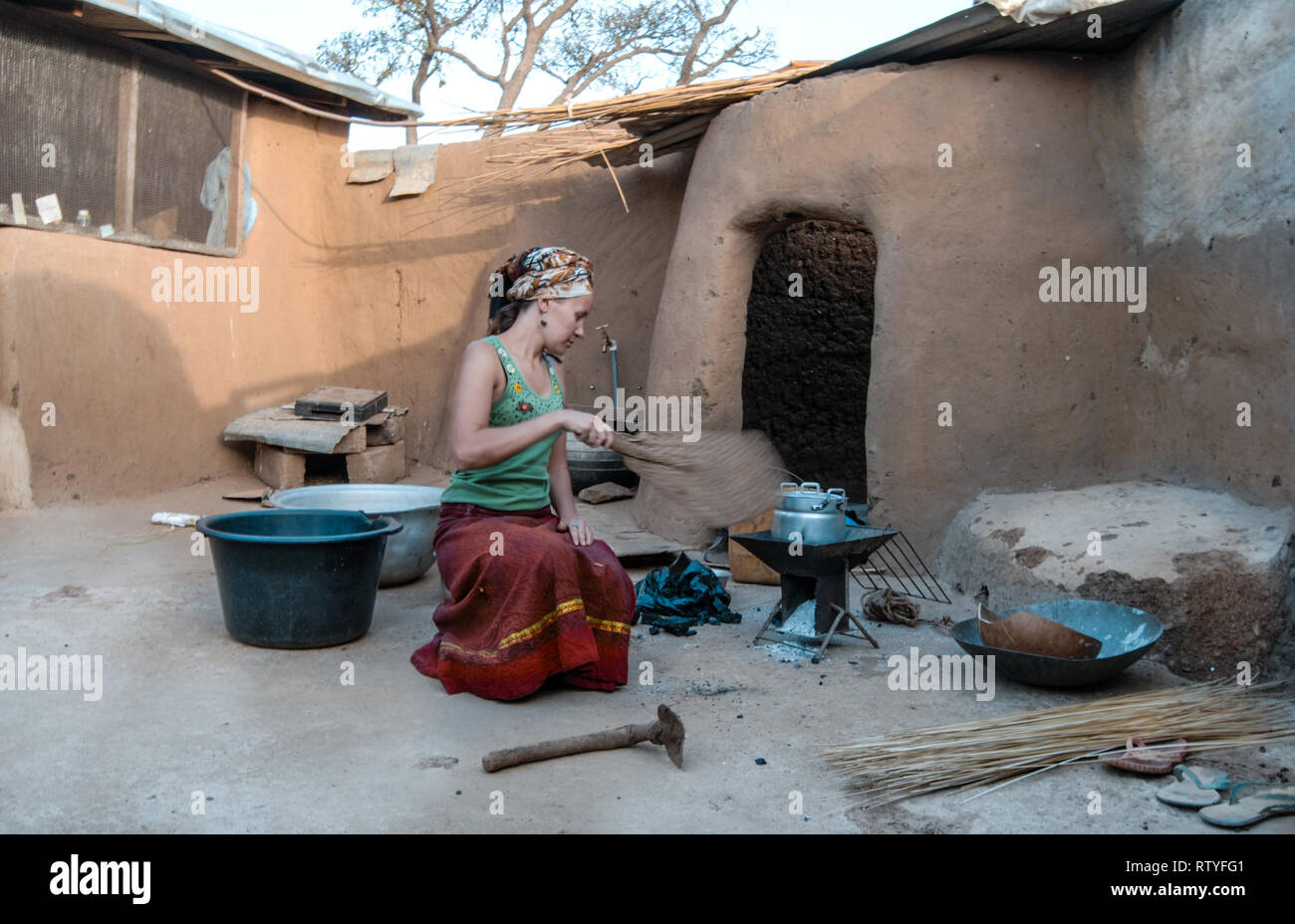 Femme afrique cuisine Banque de photographies et d’images à haute ...