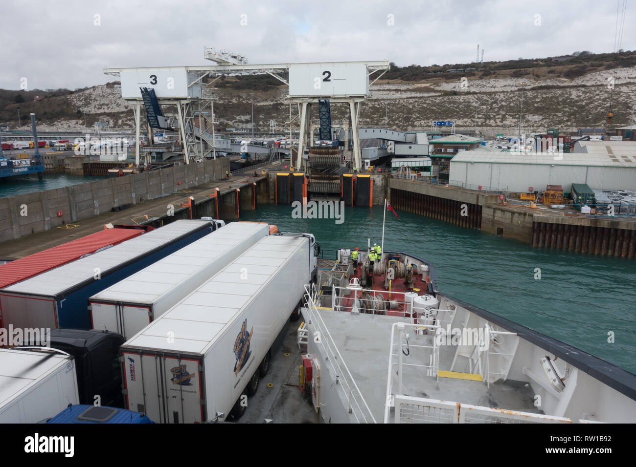 Ferry dfds entrant dans le port de dover Banque de photographies et d ...