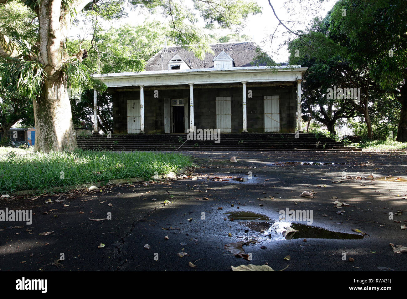 Château Bénarès est un petit village dans le sud, sis entre les ...