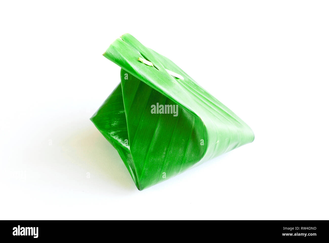 Le riz gluant sucré avec la crème anglaise thaï dans la feuille de ...