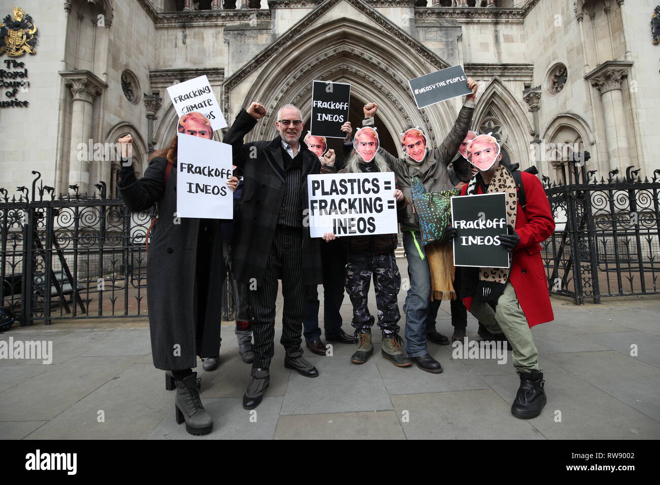Portant des masques de diable jim ratcliffe Banque de photographies et ...