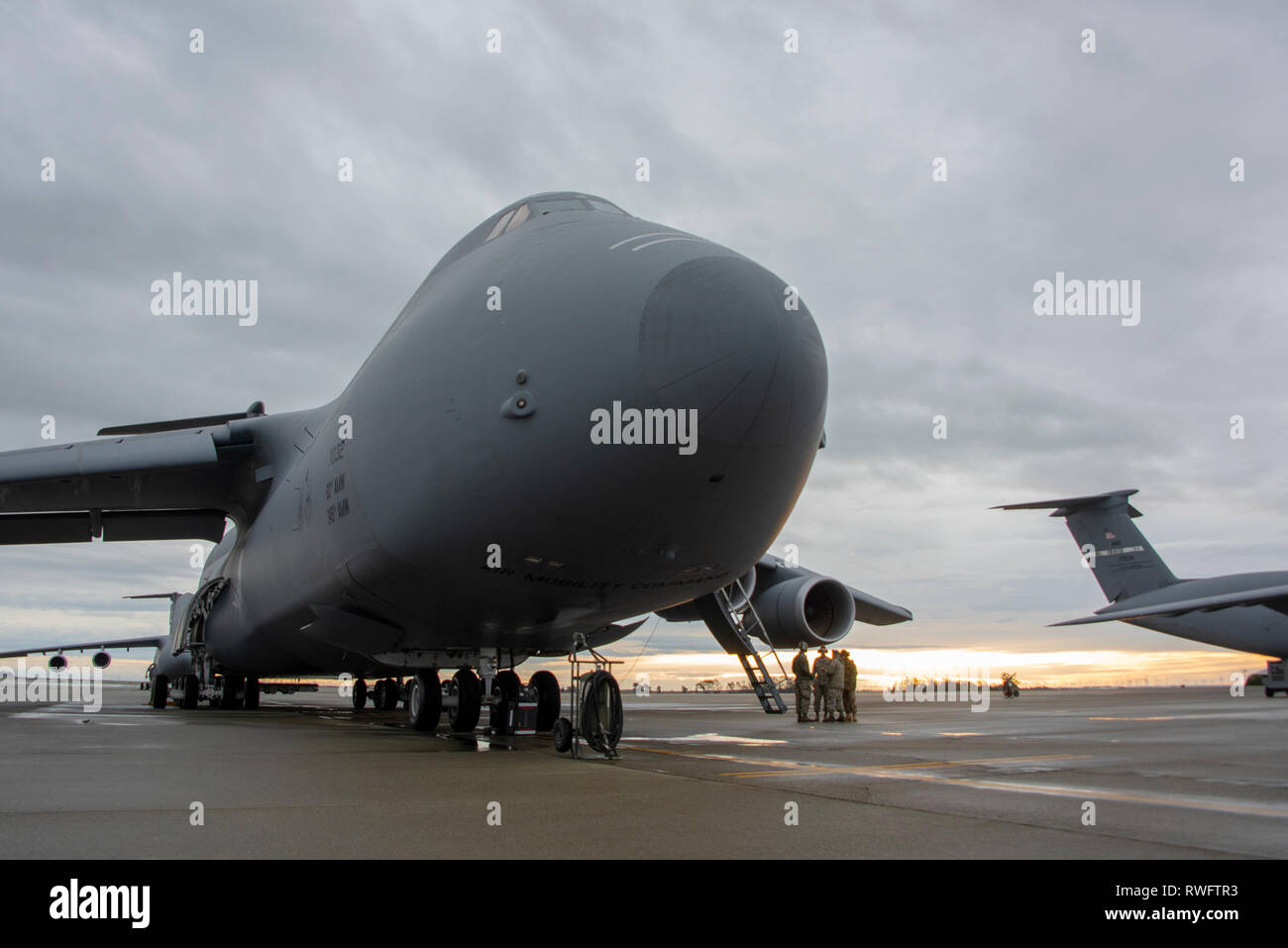 60th aircraft maintenance squadron Banque de photographies et d’images ...