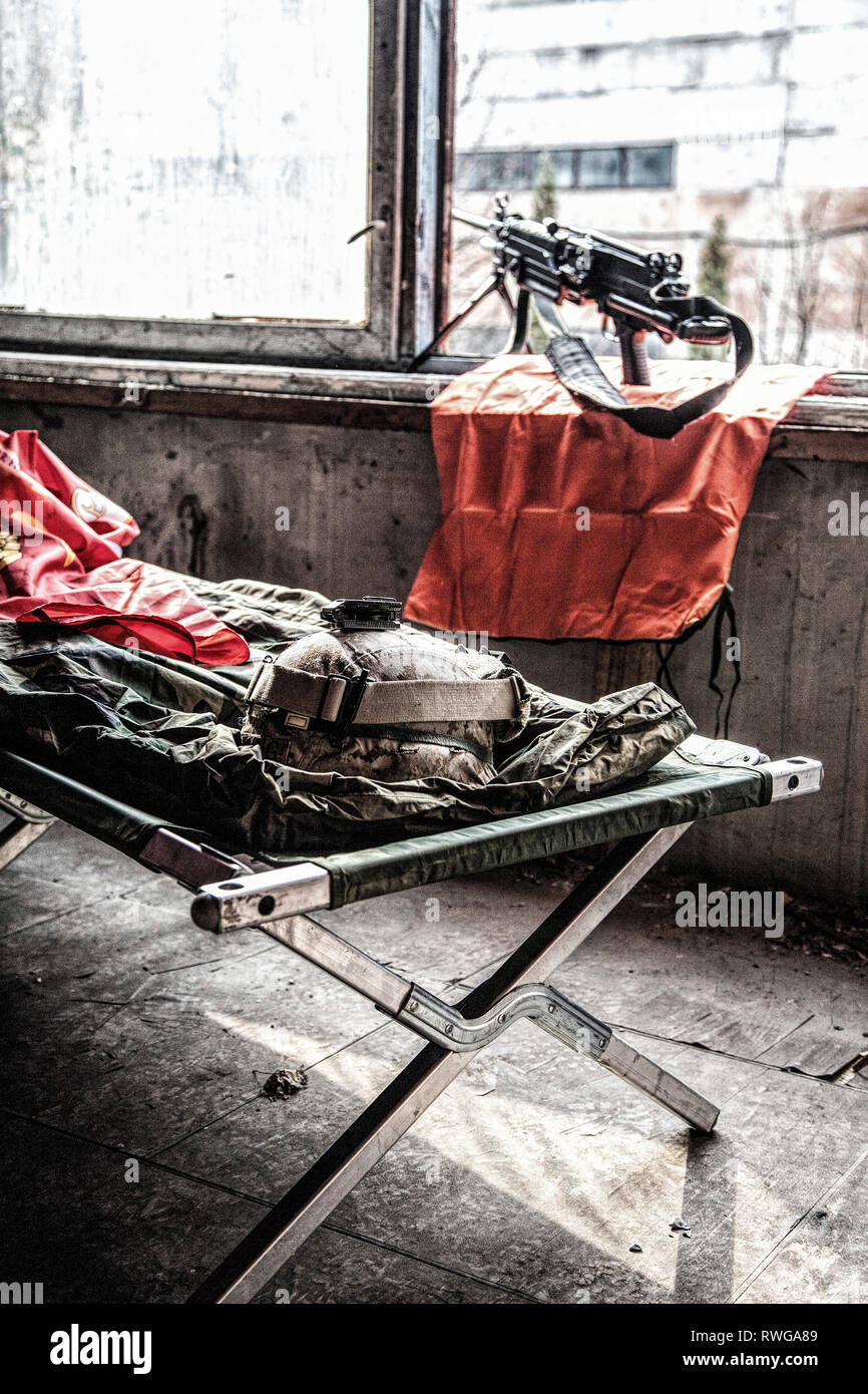 Un poste d'observation militaire dans un immeuble abandonné avec un ...