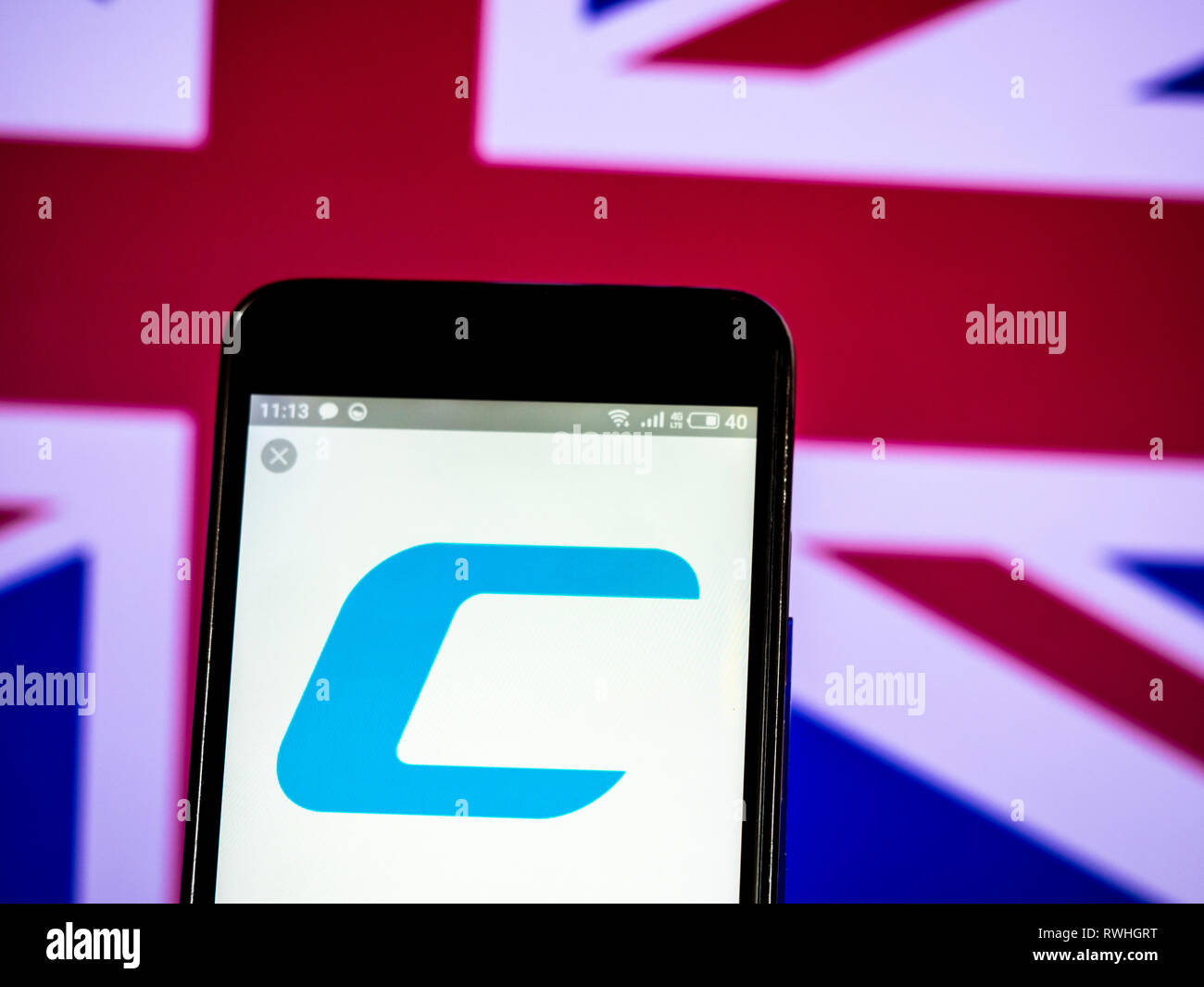 Cobham plc logo de l'entreprise vu affichée sur téléphone intelligent ...