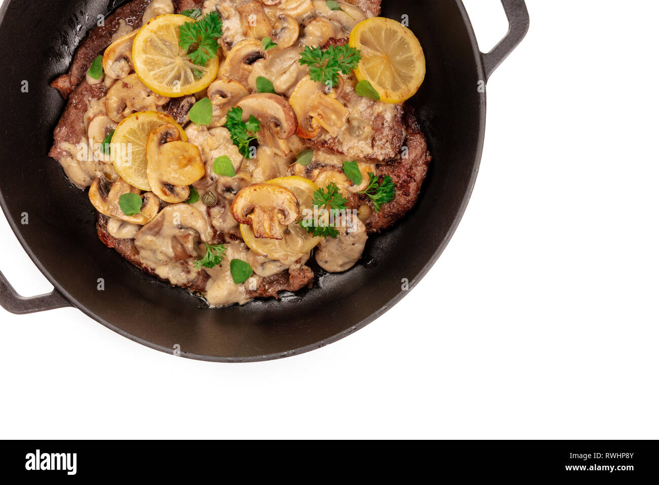 Un gros plan de scallopine di vitello, plat italien traditionnel de ...