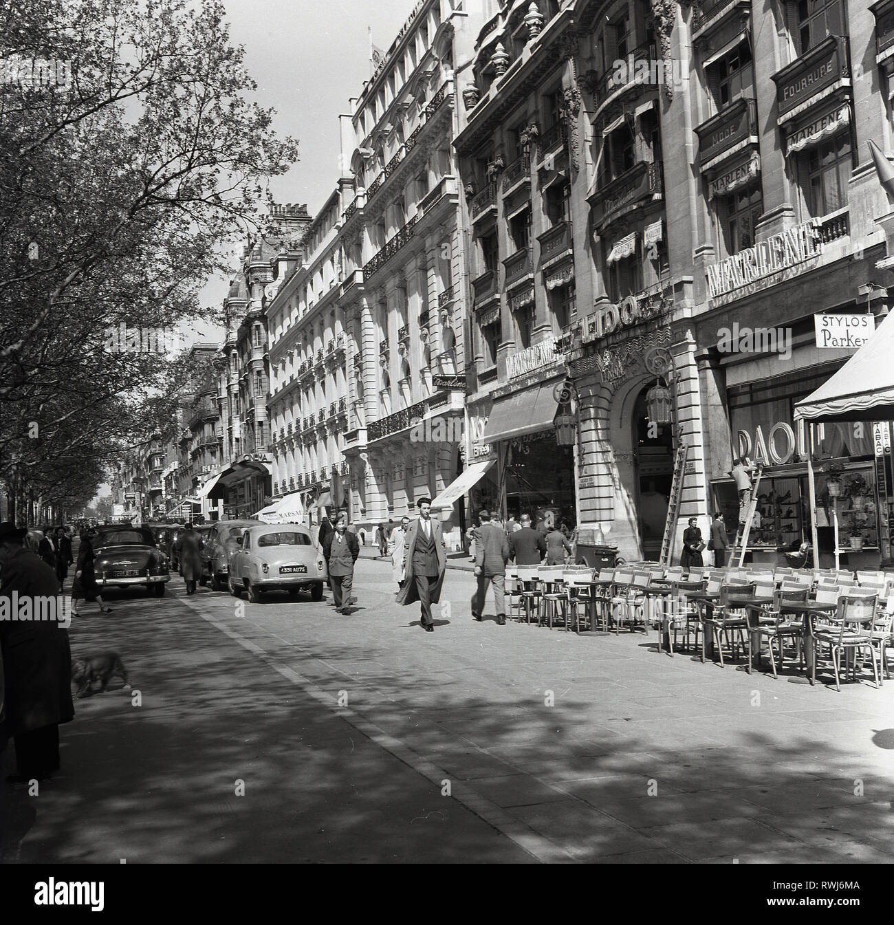 Années 1950, Paris, France, une petite rue à côté de l'Avenue des ...