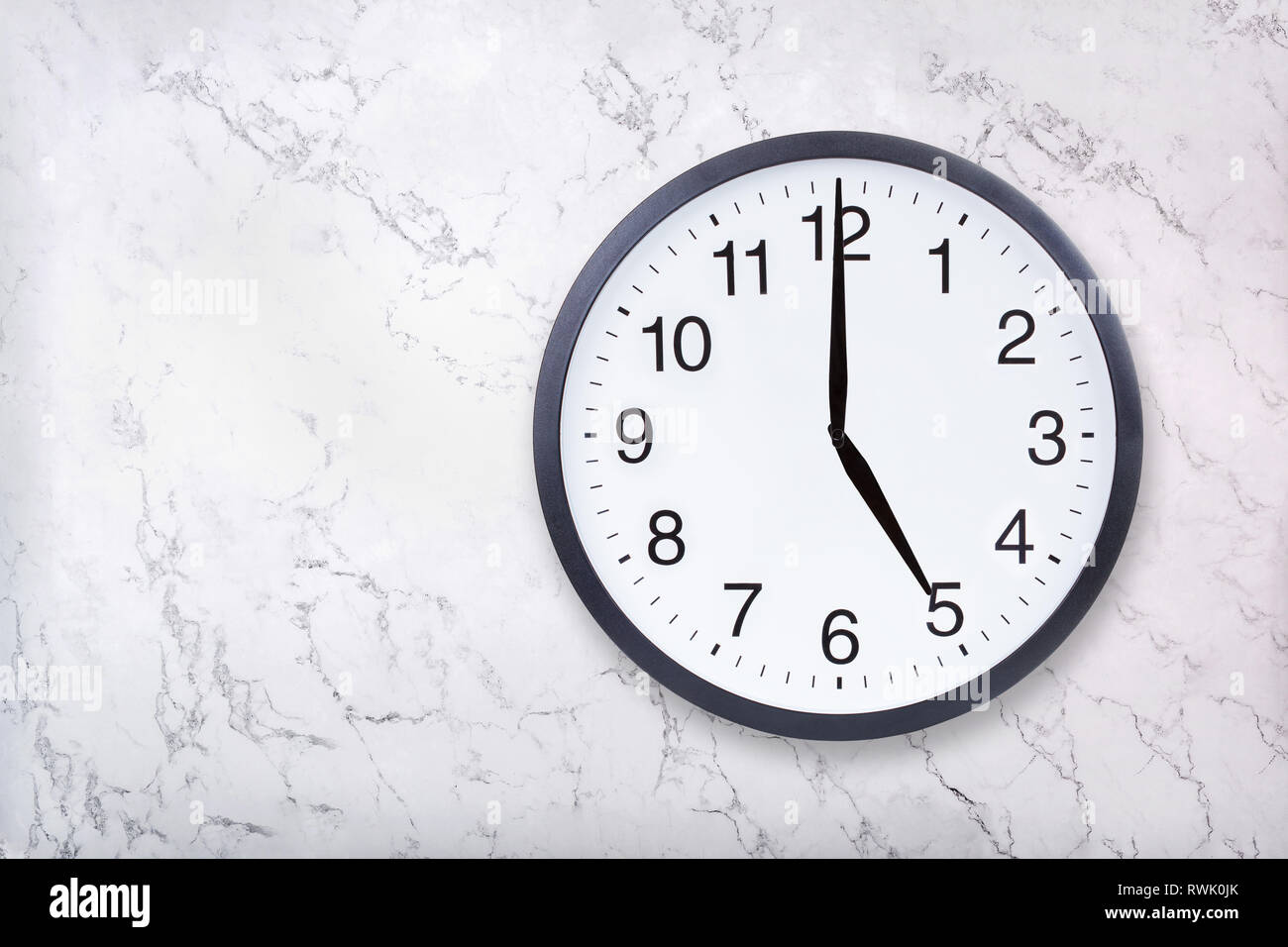 Afficher l'horloge murale 5 heures sur du marbre blanc de texture ...