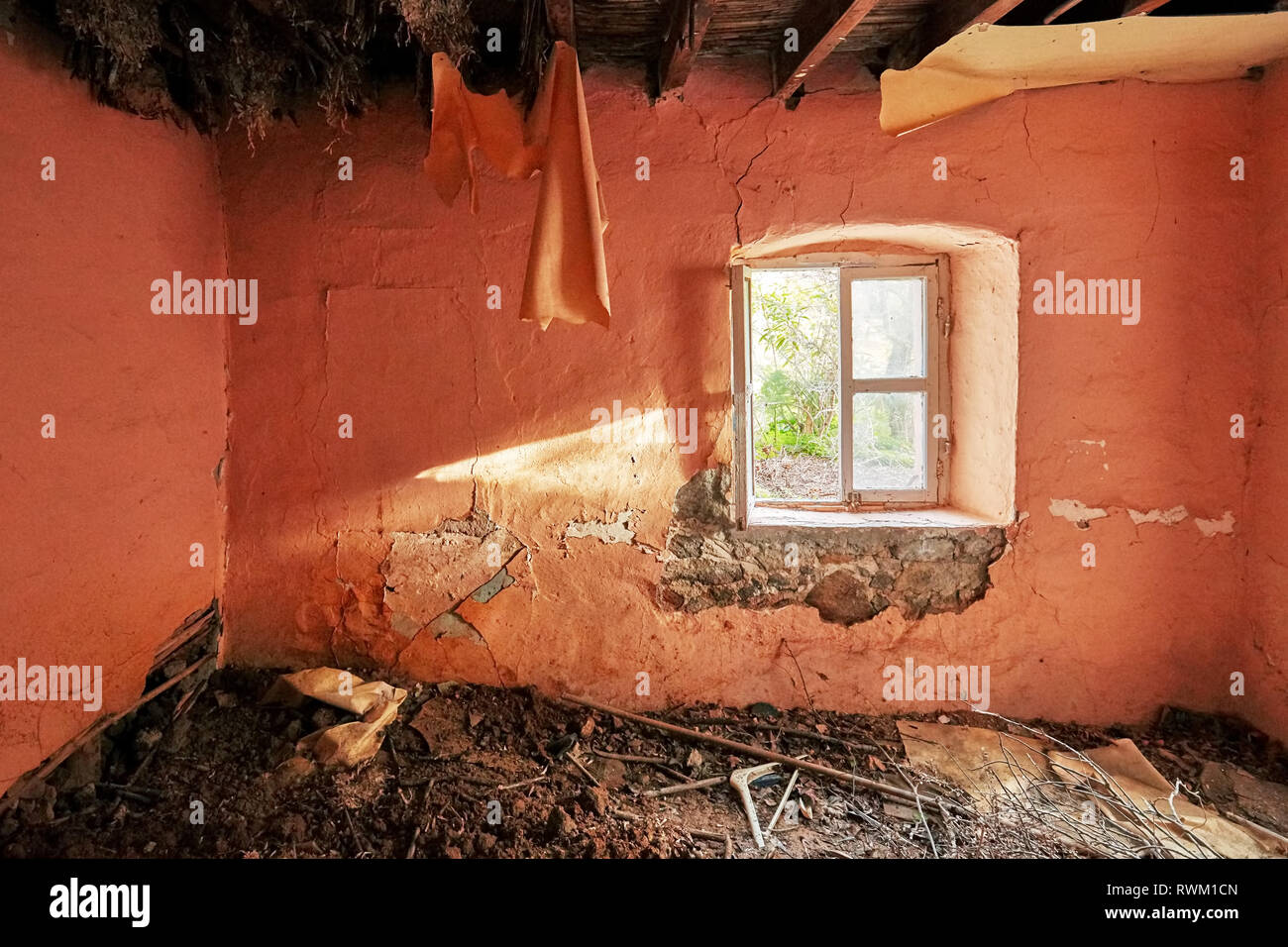 L'intérieur d'une vieille ruine abandonnée avec cottage clair rose ...